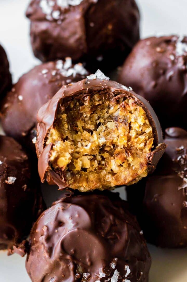 Easy Bliss Balls (5 Ingredients!)